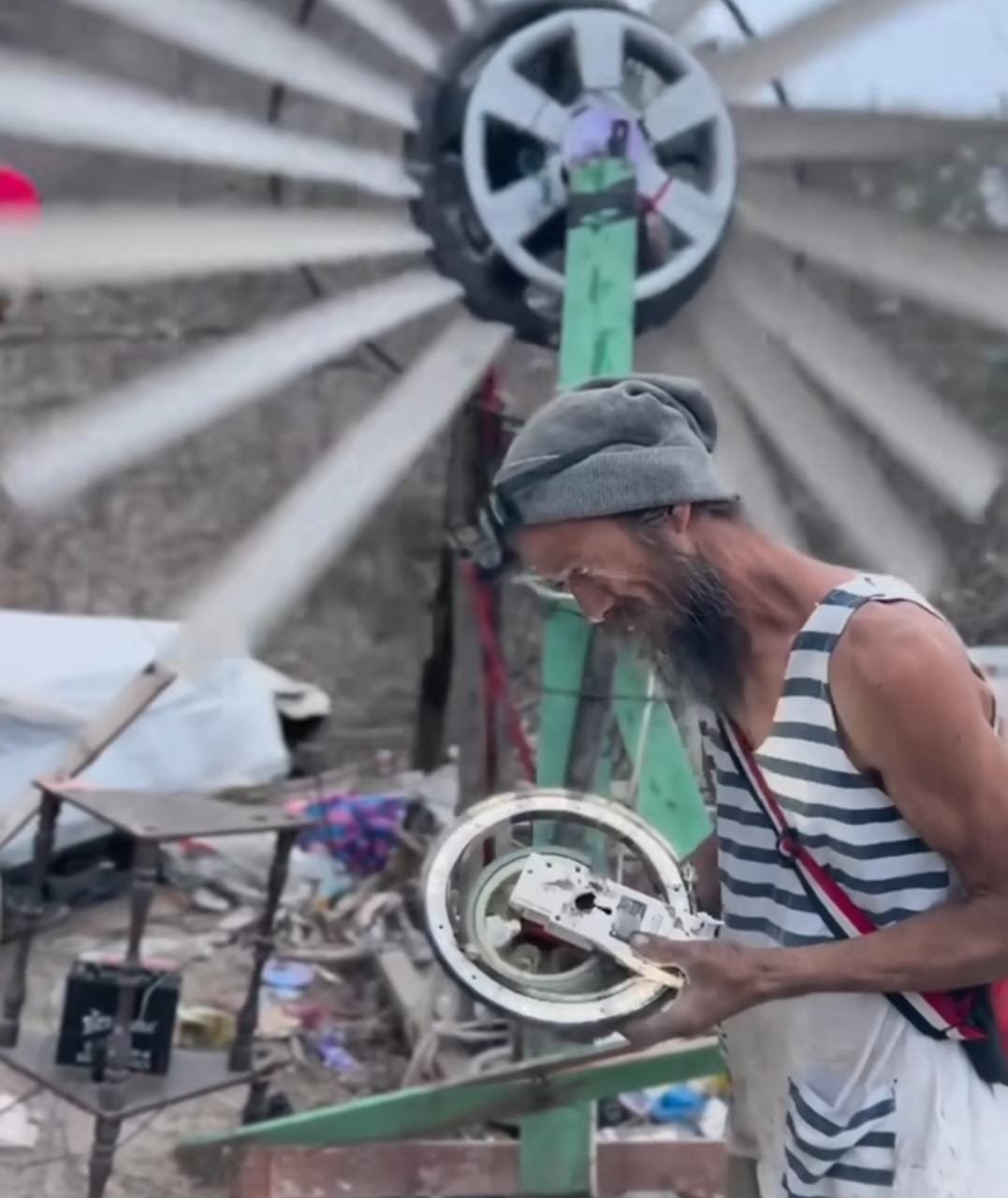 Este señor hace inventos caseros con basura reciclada y se vuelve un ...
